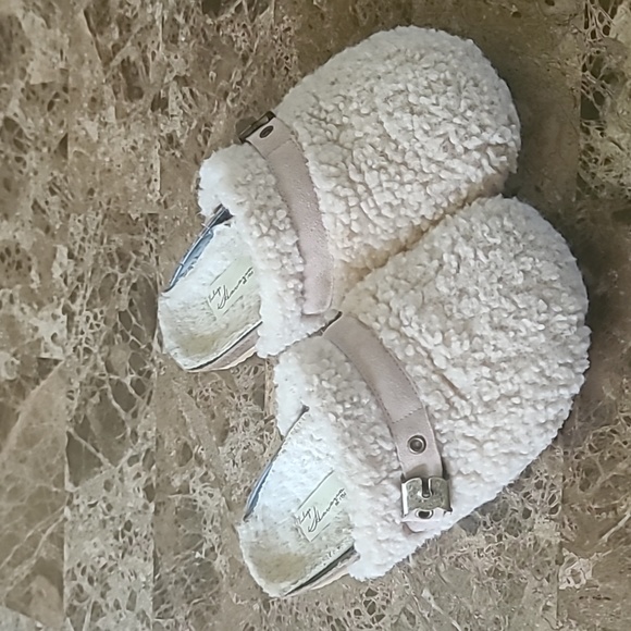 Vintage Havana | Shoes | Fuzzy Slippers | Poshmark